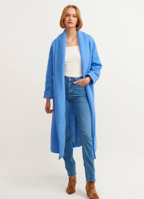 El abrigo azul básico y elegante que más favorece para hacer la ...
