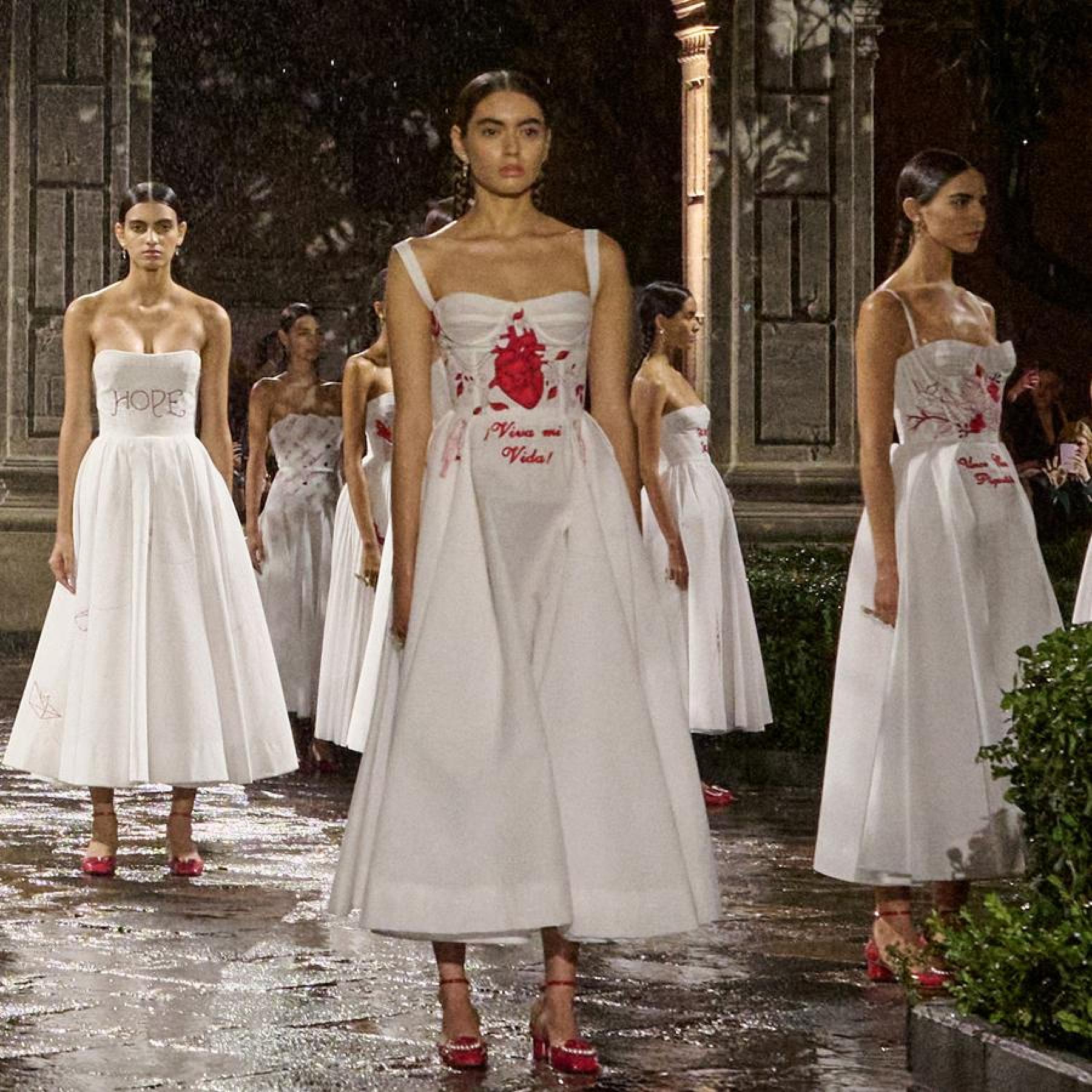 Todos los mensajes feministas de Maria Grazia Chiuri en el desfile de Dior en México | Mujerhoy