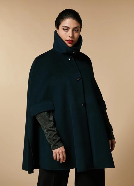 La capa de lana es el abrigo más elegante y estos modelos lo demuestran | Mujerhoy