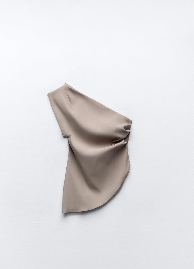 Tops drapeados de Zara que lucir fácilmente con vaqueros | Mujerhoy