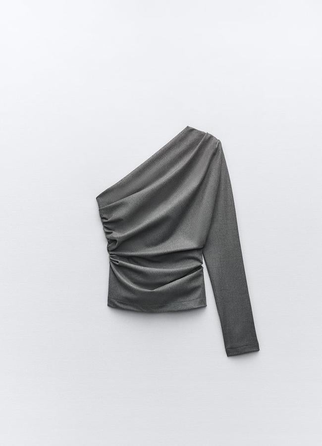 Tops drapeados de Zara que lucir fácilmente con vaqueros | Mujerhoy