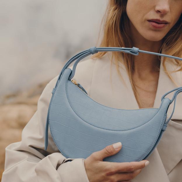 Bolsos media luna que son súper tendencia y son ideales para los looks ...