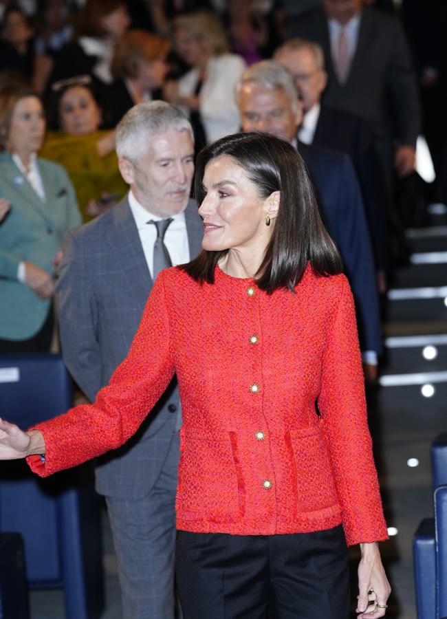 La reina Letizia estrena la chaqueta de entretiempo perfecta | Mujerhoy