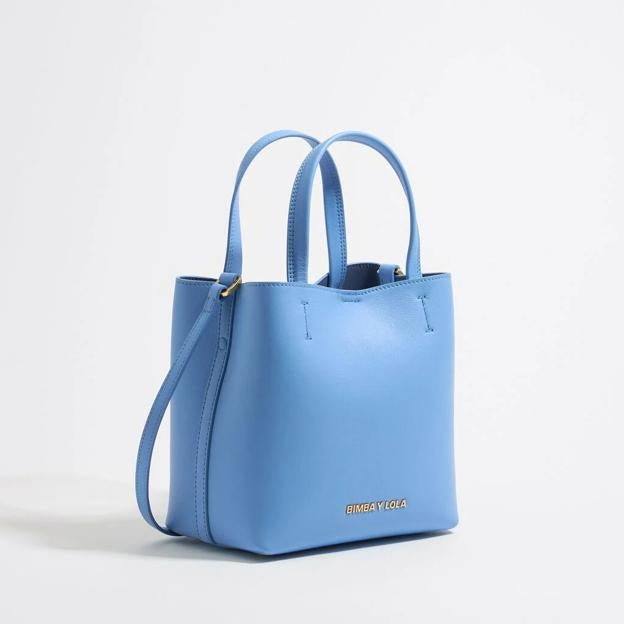 Este es el bolso en azul con diseño made in Spain que no para de ...